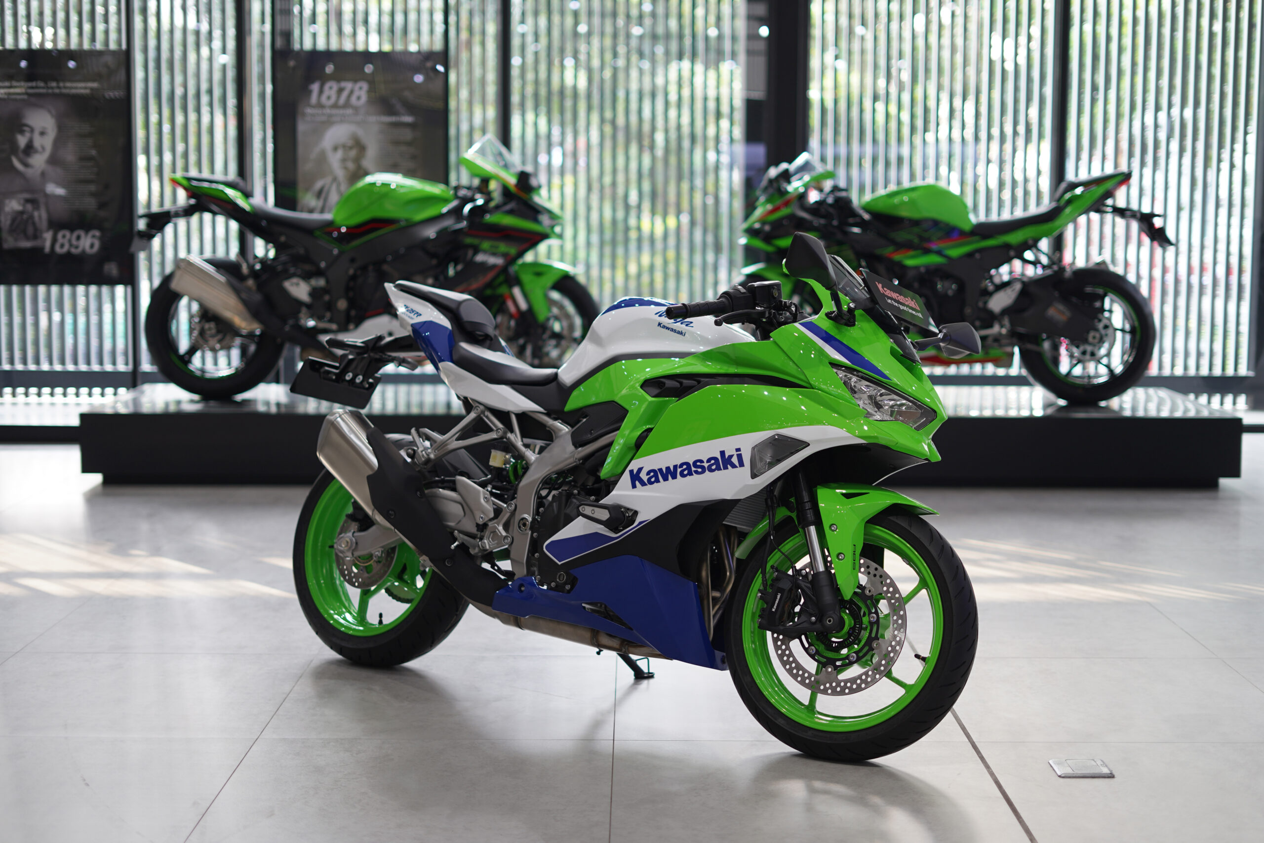 Kawasaki Ninja ZX25RR Seri 40TH Anniversary Harganya Rp100 Jutaan ...