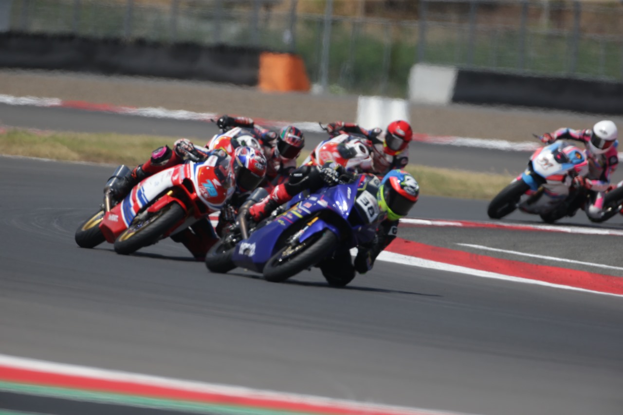 Persaingan Ketat Pembalap di Race Pertama Mandalika Racing Series ...
